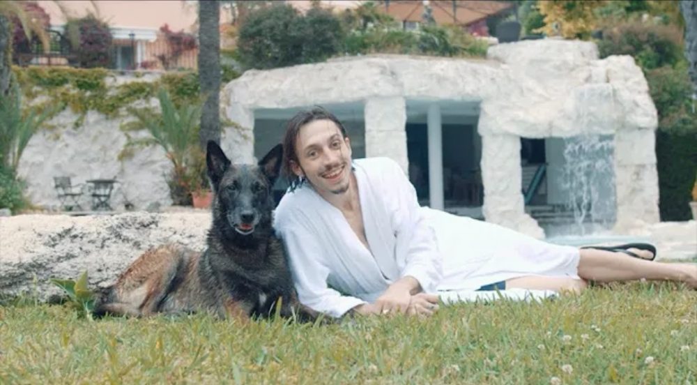 Roméo Elvis brille de mille feux dans le clip « Soleil